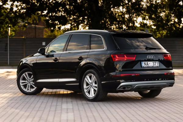 Black Audi Q7 2016 in Jelgava, with an engine capacity of 3.00 L and mileage of 220 thousand km for 24300 €, photo 4 on AUTOMOTO.COM.LV