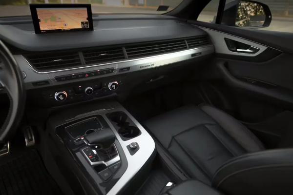 Black Audi Q7 2016 in Jelgava, with an engine capacity of 3.00 L and mileage of 220 thousand km for 24300 €, photo 8 on AUTOMOTO.COM.LV