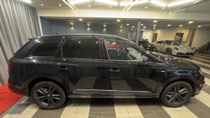 Black Audi Q7 2016 in Riga, with an engine capacity of 3.00 L and mileage of 232 thousand km for 28200 €, photo 4 on AUTOMOTO.COM.LV