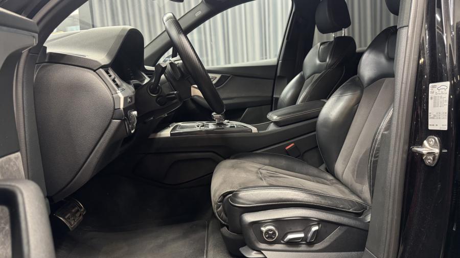 Black Audi Q7 2016 in Riga, with an engine capacity of 3.00 L and mileage of 232 thousand km for 28200 €, photo 7 on AUTOMOTO.COM.LV