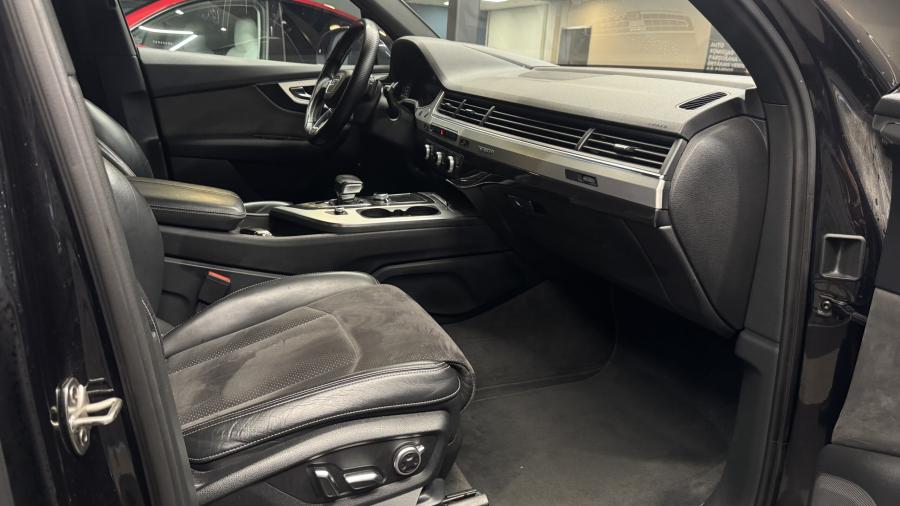 Black Audi Q7 2016 in Riga, with an engine capacity of 3.00 L and mileage of 232 thousand km for 28200 €, photo 8 on AUTOMOTO.COM.LV