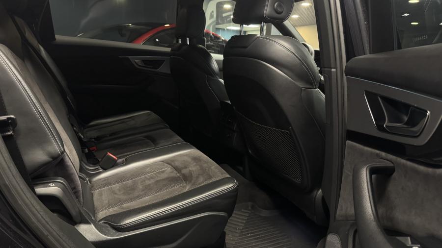Black Audi Q7 2016 in Riga, with an engine capacity of 3.00 L and mileage of 232 thousand km for 28200 €, photo 9 on AUTOMOTO.COM.LV