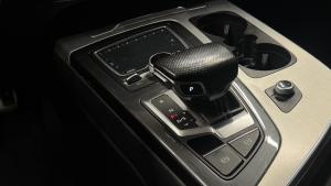 Black Audi Q7 2016 in Riga, with an engine capacity of 3.00 L and mileage of 232 thousand km for 28200 €, photo 12 on AUTOMOTO.COM.LV