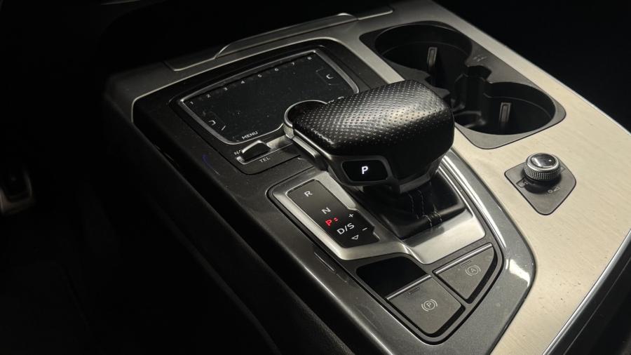 Black Audi Q7 2016 in Riga, with an engine capacity of 3.00 L and mileage of 232 thousand km for 28200 €, photo 12 on AUTOMOTO.COM.LV