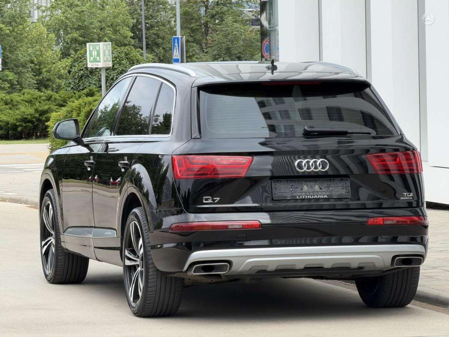 Black Audi Q7 2016 in Vilnius, with an engine capacity of 3.00 L and mileage of 325 thousand km for 18500 €, photo 8 on AUTOMOTO.COM.LV