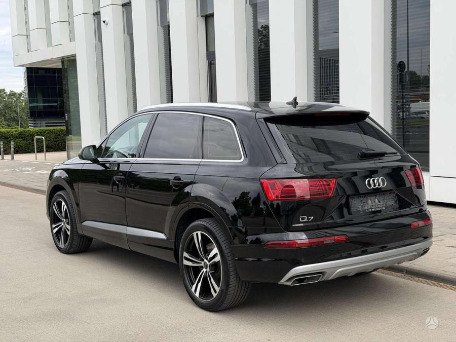 Black Audi Q7 2016 in Vilnius, with an engine capacity of 3.00 L and mileage of 325 thousand km for 18500 €, photo 14 on AUTOMOTO.COM.LV