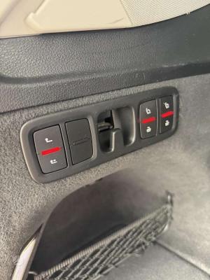 Black Audi Q7 2016 in Vilnius, with an engine capacity of 3.00 L and mileage of 325 thousand km for 18500 €, photo 27 on AUTOMOTO.COM.LV