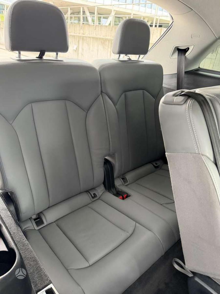 Black Audi Q7 2016 in Vilnius, with an engine capacity of 3.00 L and mileage of 325 thousand km for 18500 €, photo 28 on AUTOMOTO.COM.LV