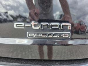 Black Audi Q7 2016 in Taurage, with an engine capacity of 3.00 L and mileage of 270 thousand km for 22220 €, photo 10 on AUTOMOTO.COM.LV