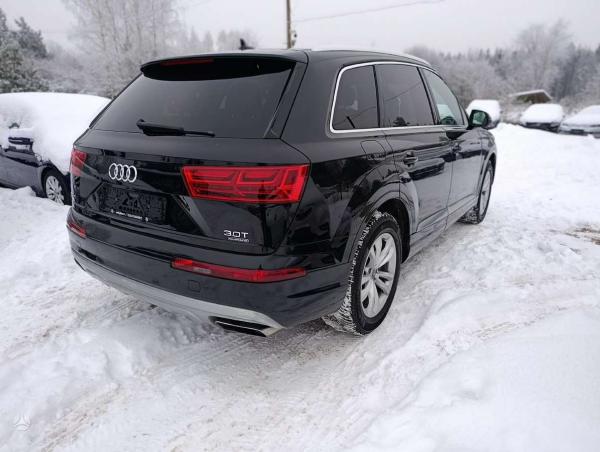 Black Audi Q7 2017 in Ukmerge, with an engine capacity of 3.00 L and mileage of 305 thousand km for 19900 €, photo 3 on AUTOMOTO.COM.LV