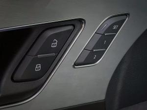 Black Audi Q7 2017 in Riga, with an engine capacity of 3.00 L and mileage of 297 thousand km for 22790 €, photo 15 on AUTOMOTO.COM.LV