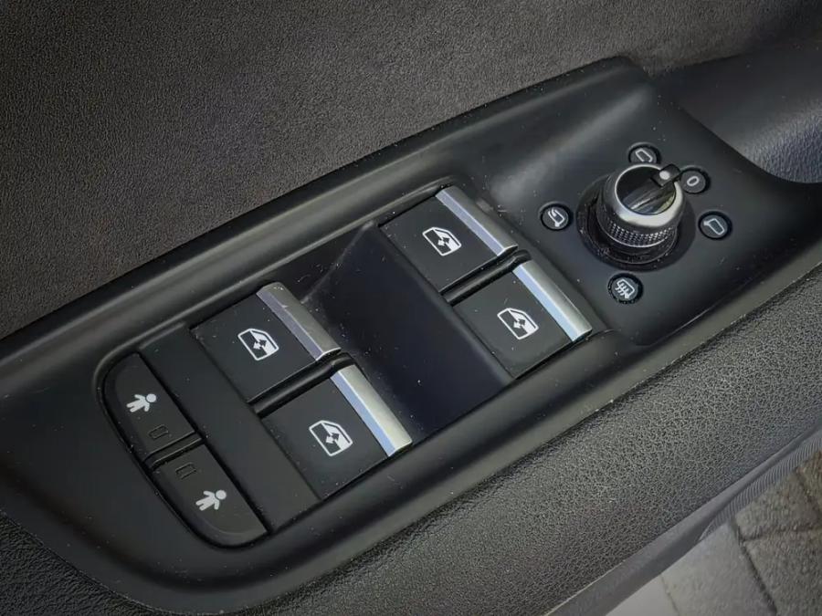 Black Audi Q7 2017 in Riga, with an engine capacity of 3.00 L and mileage of 297 thousand km for 22790 €, photo 17 on AUTOMOTO.COM.LV