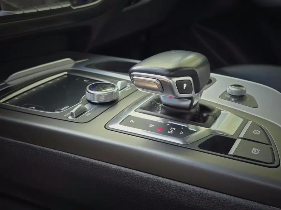 Black Audi Q7 2017 in Riga, with an engine capacity of 3.00 L and mileage of 297 thousand km for 22790 €, photo 19 on AUTOMOTO.COM.LV