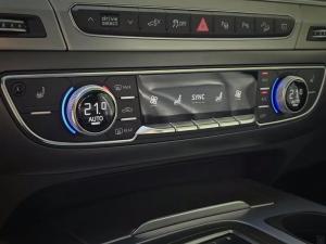 Black Audi Q7 2017 in Riga, with an engine capacity of 3.00 L and mileage of 297 thousand km for 22790 €, photo 20 on AUTOMOTO.COM.LV
