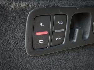 Black Audi Q7 2017 in Riga, with an engine capacity of 3.00 L and mileage of 297 thousand km for 22790 €, photo 25 on AUTOMOTO.COM.LV