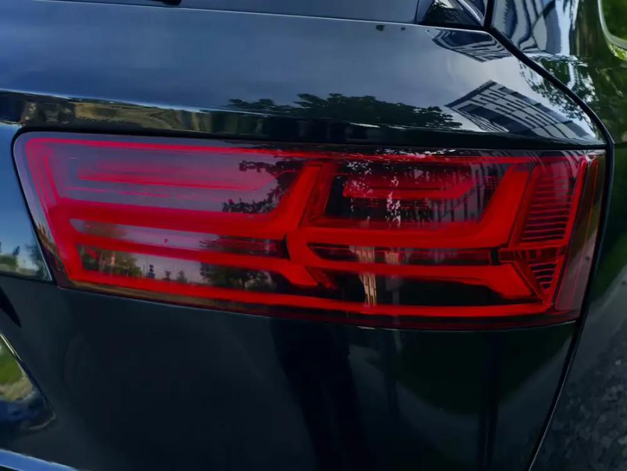 Black Audi Q7 2017 in Riga, with an engine capacity of 3.00 L and mileage of 297 thousand km for 22790 €, photo 40 on AUTOMOTO.COM.LV