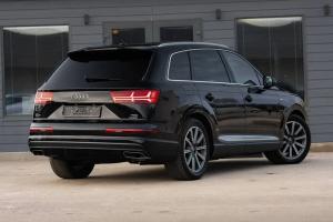 Black Audi Q7 2017 in Jelgava, with an engine capacity of 3.00 L and mileage of 240 thousand km for 24850 €, photo 5 on AUTOMOTO.COM.LV