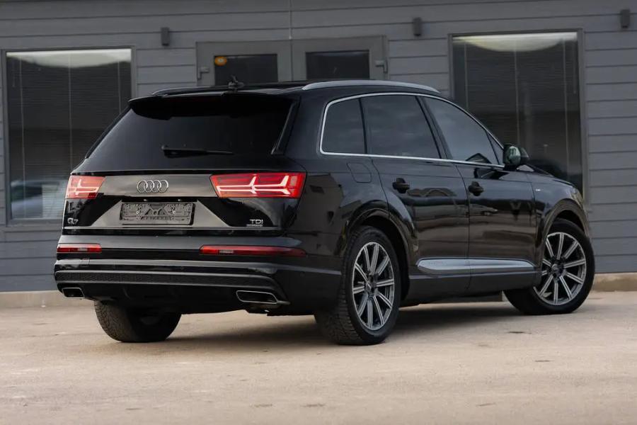 Black Audi Q7 2017 in Jelgava, with an engine capacity of 3.00 L and mileage of 240 thousand km for 24850 €, photo 5 on AUTOMOTO.COM.LV