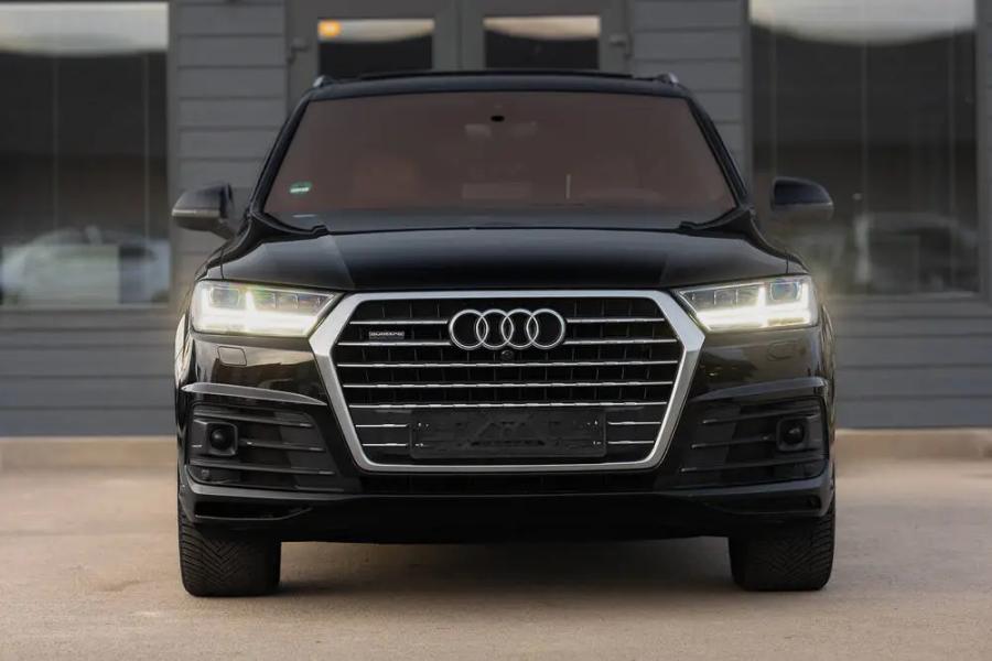 Black Audi Q7 2017 in Jelgava, with an engine capacity of 3.00 L and mileage of 240 thousand km for 24850 €, photo 6 on AUTOMOTO.COM.LV