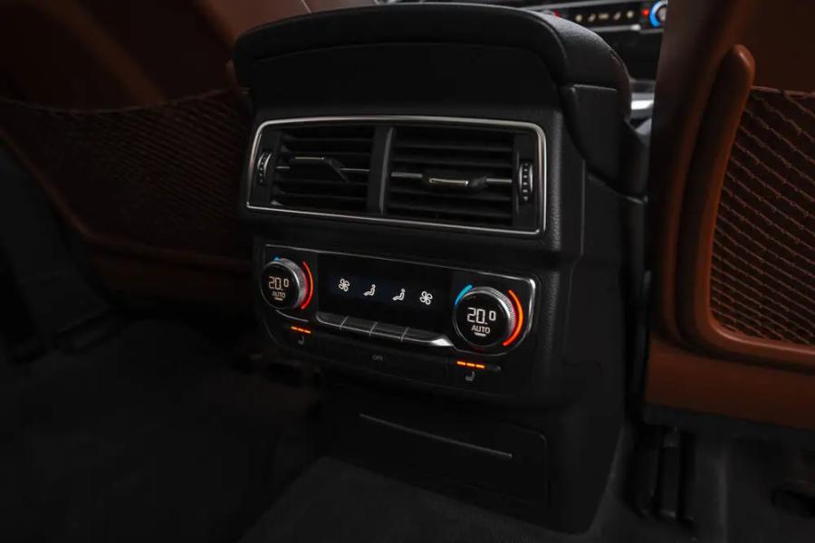 Black Audi Q7 2017 in Jelgava, with an engine capacity of 3.00 L and mileage of 240 thousand km for 24850 €, photo 14 on AUTOMOTO.COM.LV