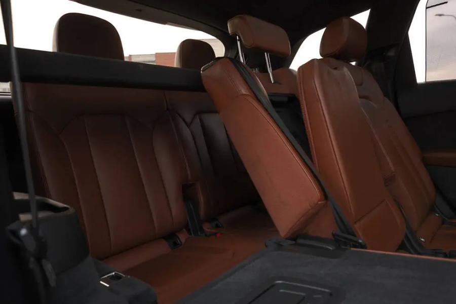 Black Audi Q7 2017 in Jelgava, with an engine capacity of 3.00 L and mileage of 240 thousand km for 24850 €, photo 15 on AUTOMOTO.COM.LV