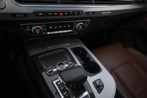 Black Audi Q7 2017 in Jelgava, with an engine capacity of 3.00 L and mileage of 240 thousand km for 24850 €, photo 18 on AUTOMOTO.COM.LV
