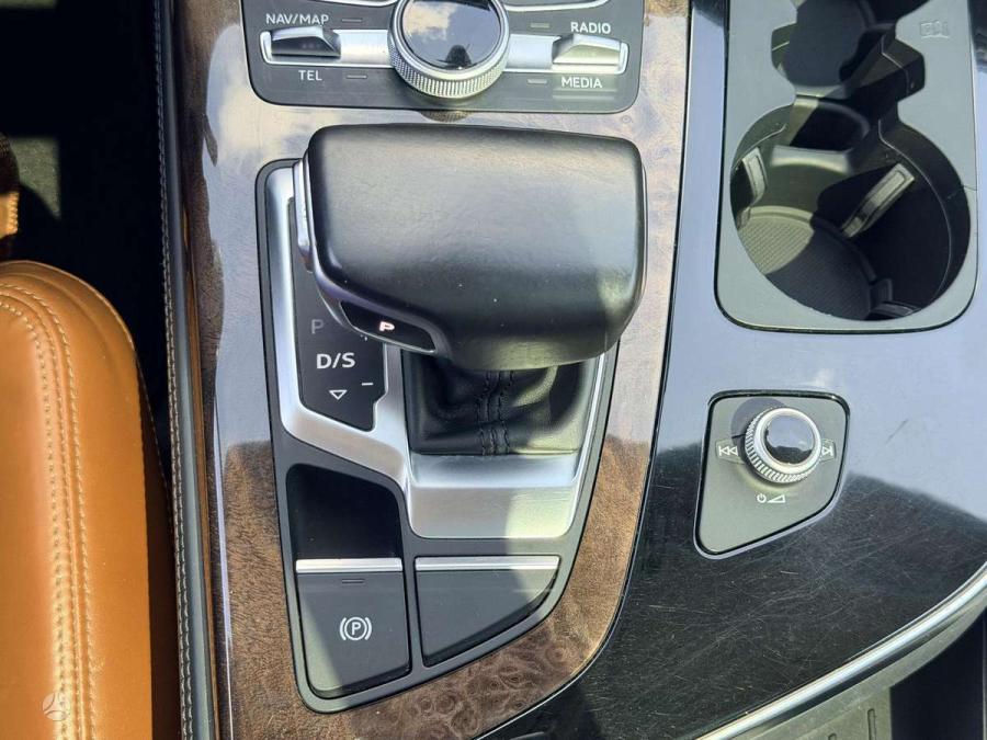 Black Audi Q7 2017 in Kaunas, with an engine capacity of 3.00 L and mileage of 240 thousand km for 19990 €, photo 33 on AUTOMOTO.COM.LV