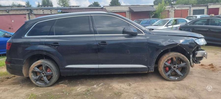 Black Audi Q7 2017 in Vilnius, with an engine capacity of 3.00 L and mileage of 231 thousand km for 9800 €, photo 4 on AUTOMOTO.COM.LV