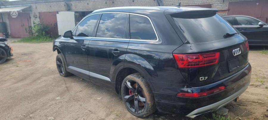 Black Audi Q7 2017 in Vilnius, with an engine capacity of 3.00 L and mileage of 231 thousand km for 9500 €, photo 8 on AUTOMOTO.COM.LV