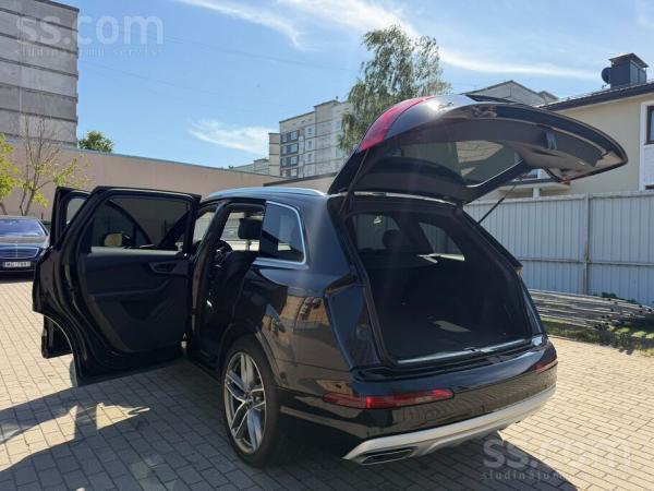Black Audi Q7 2018 in Riga, with an engine capacity of 3.00 L and mileage of 281 thousand km for 23800 €, photo 4 on AUTOMOTO.COM.LV