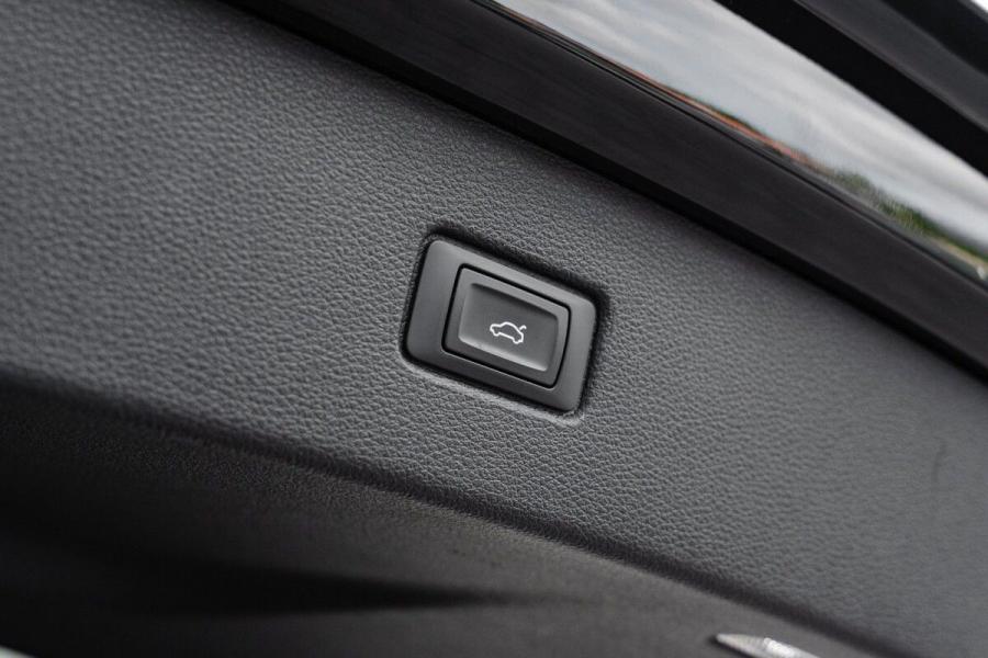Black Audi Q7 2019 in Marupe, with an engine capacity of 3.00 L and mileage of 162 thousand km for 27300 €, photo 26 on AUTOMOTO.COM.LV