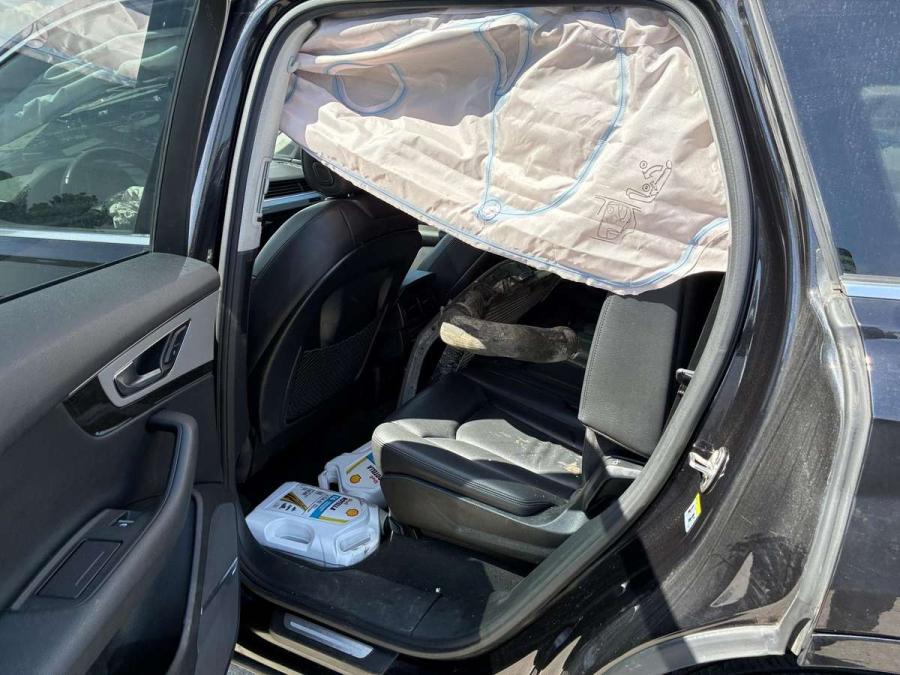 Black Audi Q7 2019 in Vilnius, with an engine capacity of 1.98 L and mileage of 70 thousand km for 9800 €, photo 18 on AUTOMOTO.COM.LV