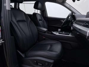 Black Audi Q7 2019 in Vilnius, with an engine capacity of 2.97 L and mileage of 413 thousand km for 21500 €, photo 16 on AUTOMOTO.COM.LV
