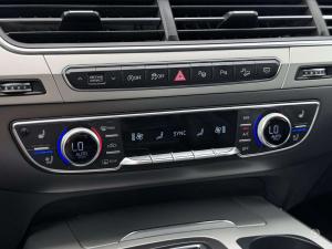 Black Audi Q7 2019 in Vilnius, with an engine capacity of 2.97 L and mileage of 413 thousand km for 21500 €, photo 26 on AUTOMOTO.COM.LV