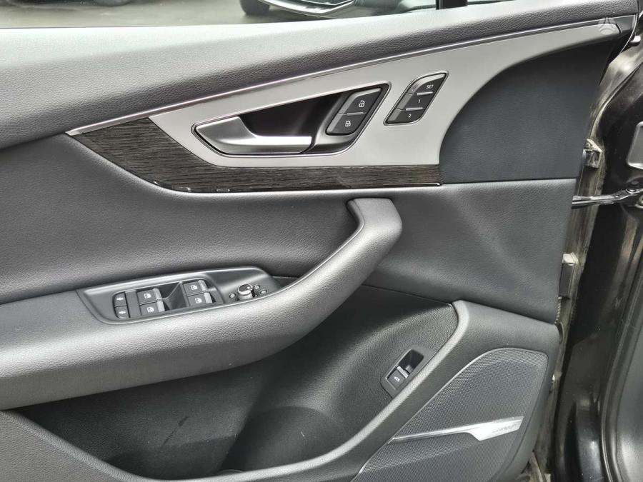 Black Audi Q7 2019 in Vilnius, with an engine capacity of 1.98 L and mileage of 139 thousand km for 10900 €, photo 22 on AUTOMOTO.COM.LV