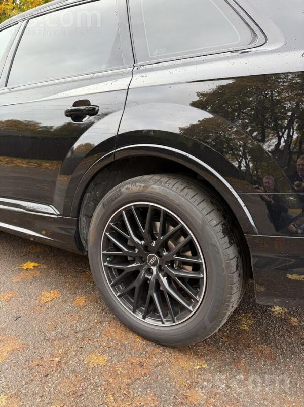 Black Audi Q7 2020 in Riga, with an engine capacity of 3.00 L and mileage of 110 thousand km for 32300 €, photo 5 on AUTOMOTO.COM.LV