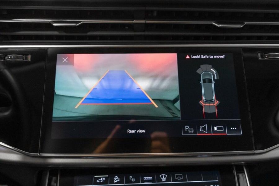 Black Audi Q7 2021 in Vilnius, with an engine capacity of 3.00 L and mileage of 139 thousand km for 41650 €, photo 20 on AUTOMOTO.COM.LV