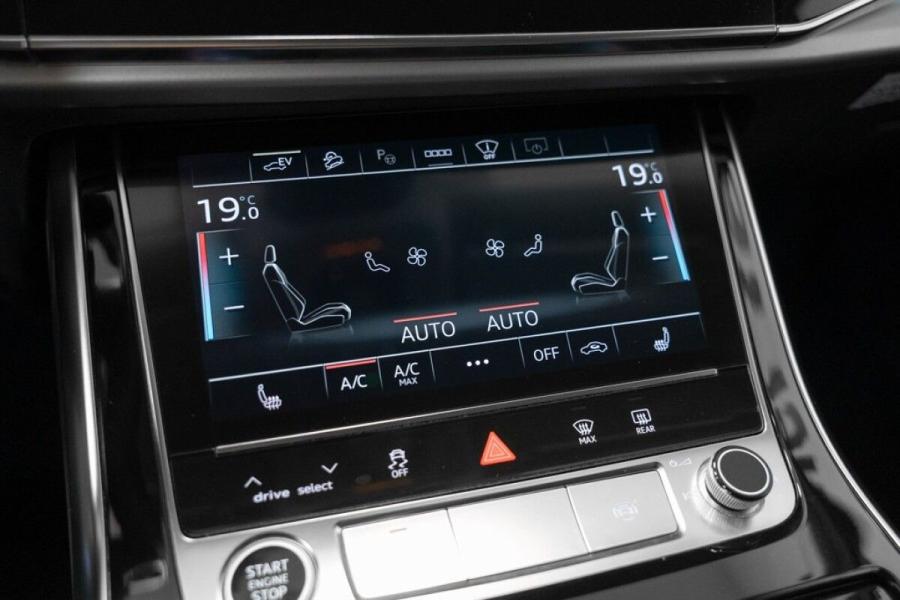 Black Audi Q7 2021 in Vilnius, with an engine capacity of 3.00 L and mileage of 139 thousand km for 41650 €, photo 23 on AUTOMOTO.COM.LV