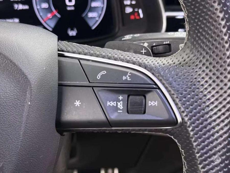 Black Audi Q7 2021 in Vilnius, with an engine capacity of 0.00 L and mileage of 268 thousand km for 33000 €, photo 13 on AUTOMOTO.COM.LV