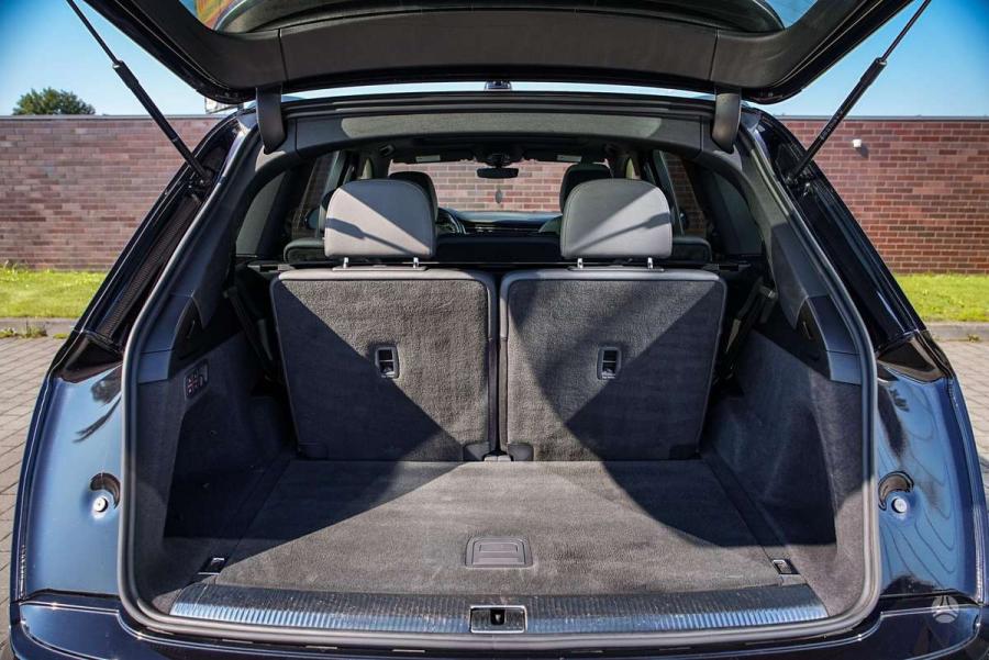 Black Audi Q7 2021 in Marijampole, with an engine capacity of 3.00 L and mileage of 98 thousand km for 39950 €, photo 12 on AUTOMOTO.COM.LV