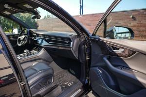 Black Audi Q7 2021 in Marijampole, with an engine capacity of 3.00 L and mileage of 98 thousand km for 39950 €, photo 44 on AUTOMOTO.COM.LV
