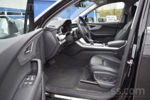 Black Audi Q7 2022 in Riga, with an engine capacity of 3.00 L and mileage of 107 thousand km for 34900 €, photo 4 on AUTOMOTO.COM.LV