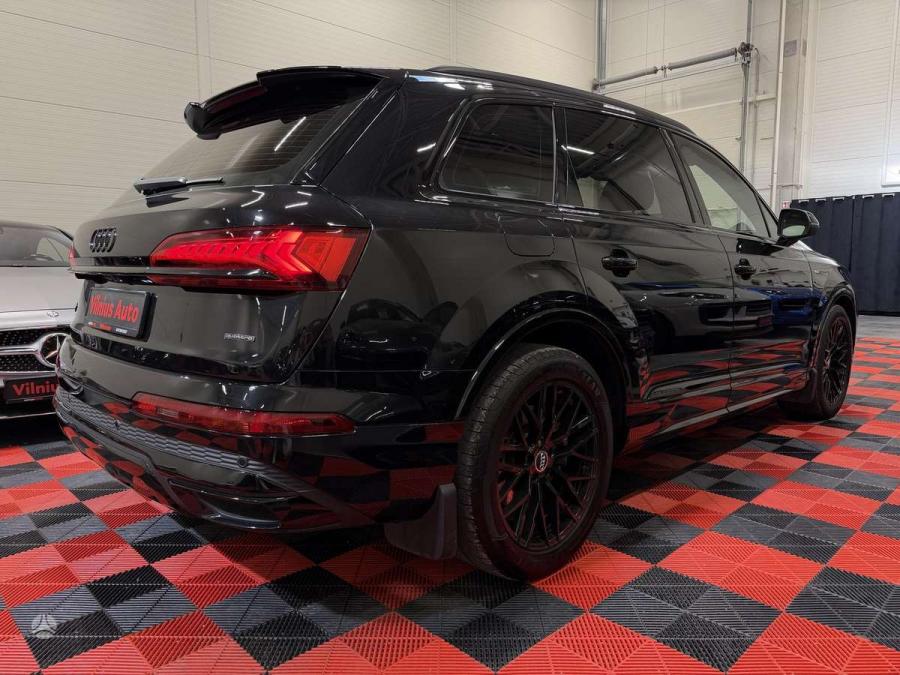 Black Audi Q7 2022 in Vilnius, with an engine capacity of 3.00 L and mileage of 80 thousand km for 48990 €, photo 5 on AUTOMOTO.COM.LV