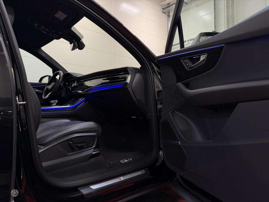 Black Audi Q7 2022 in Vilnius, with an engine capacity of 3.00 L and mileage of 80 thousand km for 48990 €, photo 18 on AUTOMOTO.COM.LV