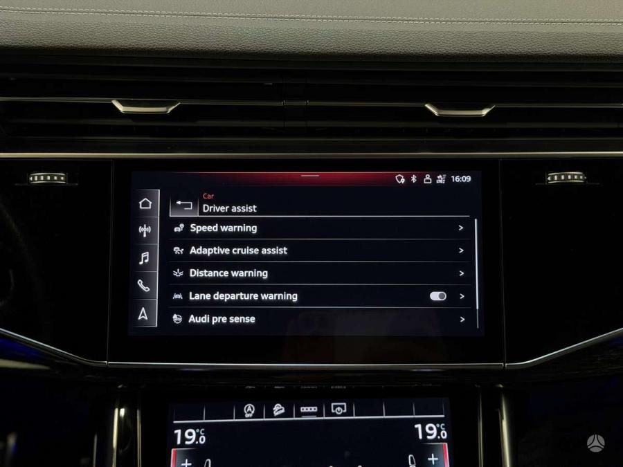 Black Audi Q7 2022 in Vilnius, with an engine capacity of 3.00 L and mileage of 80 thousand km for 48990 €, photo 30 on AUTOMOTO.COM.LV
