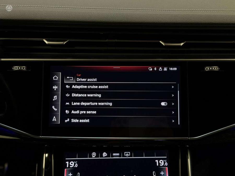Black Audi Q7 2022 in Vilnius, with an engine capacity of 3.00 L and mileage of 80 thousand km for 48990 €, photo 31 on AUTOMOTO.COM.LV