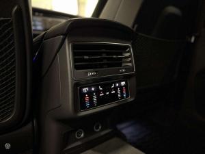 Black Audi Q7 2022 in Vilnius, with an engine capacity of 3.00 L and mileage of 80 thousand km for 48990 €, photo 34 on AUTOMOTO.COM.LV