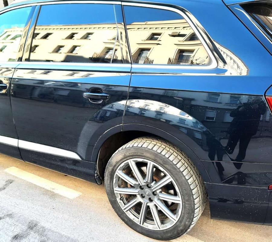 Black Audi Q7 2018 in Kaunas, with an engine capacity of 1.98 L and mileage of 230 thousand km for 23900 €, photo 6 on AUTOMOTO.COM.LV