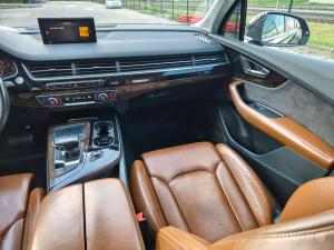 Blue Audi Q7 2017 in Siauliai, with an engine capacity of 3.00 L and mileage of 250 thousand km for 20990 €, photo 17 on AUTOMOTO.COM.LV