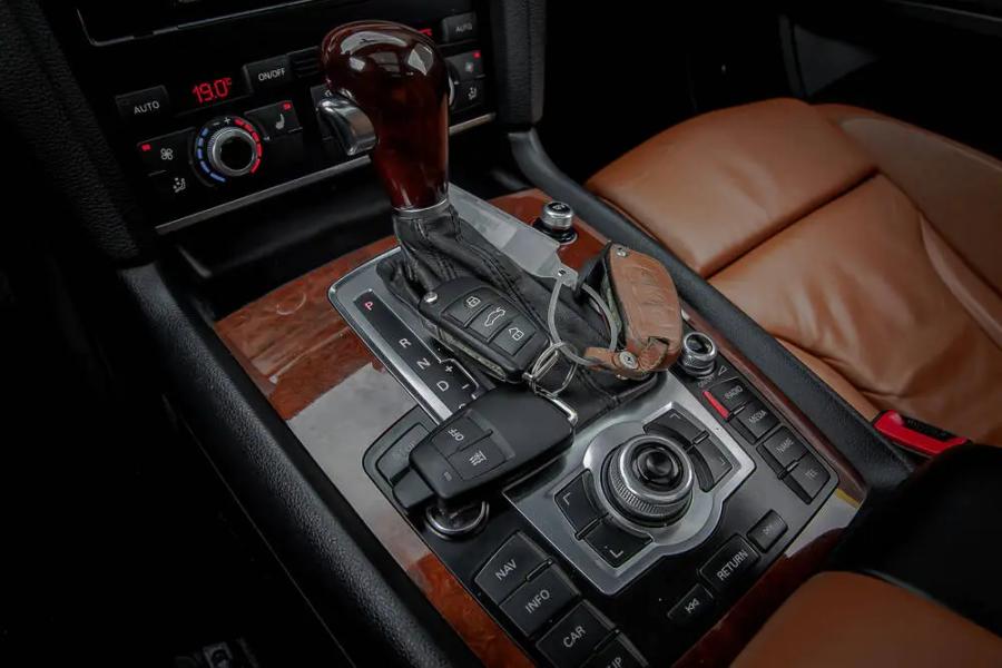 Brūns Audi Q7 2009 Tukums, ar dzinēja tilpumu 4.20 L un nobraukumu 266 tūkst. km par 13550 €, foto 34 vietnē AUTOMOTO.COM.LV